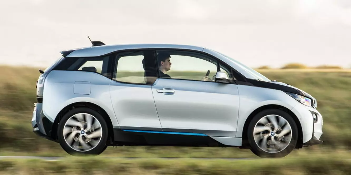 2013 BMW i3. Прадстаўнікі аўтапрама абвыклі паказваць будучыя мабільныя канцэпты, якія ўсім падабаюцца, але па-чартоўску рэдка пападаюць у вытворчасць. Тым лепш на іх фоне выглядае BMW, якая выпусціла свой i3 у дакладнасці такім, якім быў прадстаўлены ў канцэпце.