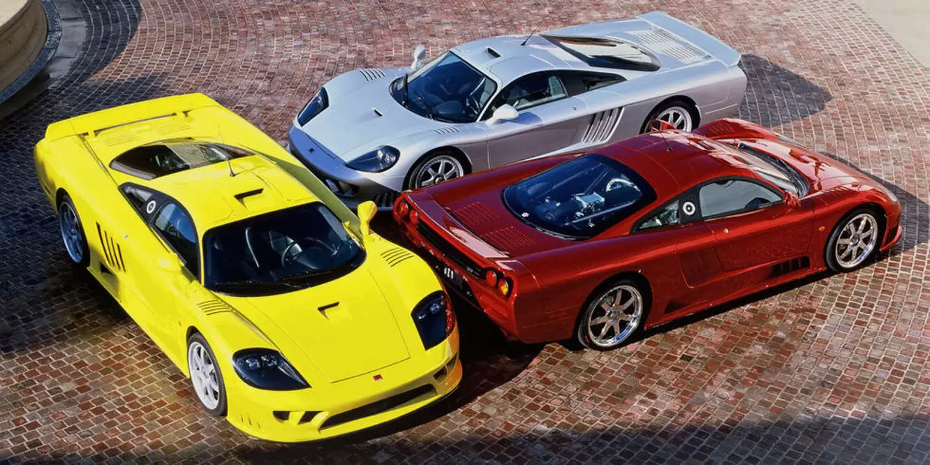 2000 Saleen S7. Jak mała firma zajmująca się tuningiem samochodów sportowych zbudowała pełnoprawny hipersamochód, który może rozpędzić się do 320 km/h? Niejasny. Ale wynik jest mile zaskakujący.