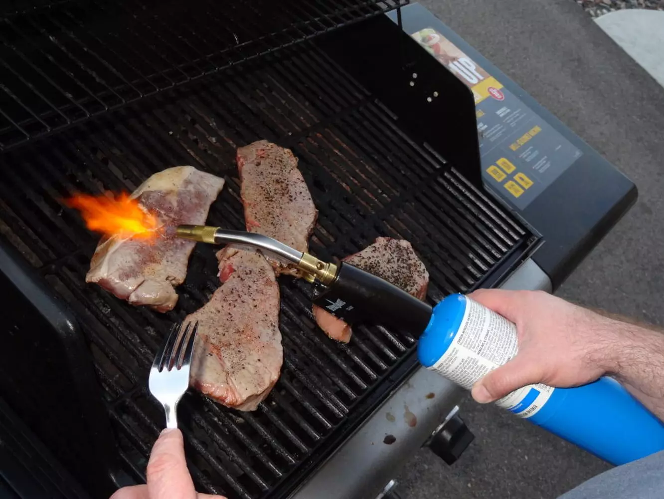 Braai vleis. Ja, dit is heel moontlik om 'n brander vir kook te gebruik, en baie mense dink dat vleis lekkerder is as gerooster. Natuurlik 'n kwessie van smaak, maar die feit bly staan.