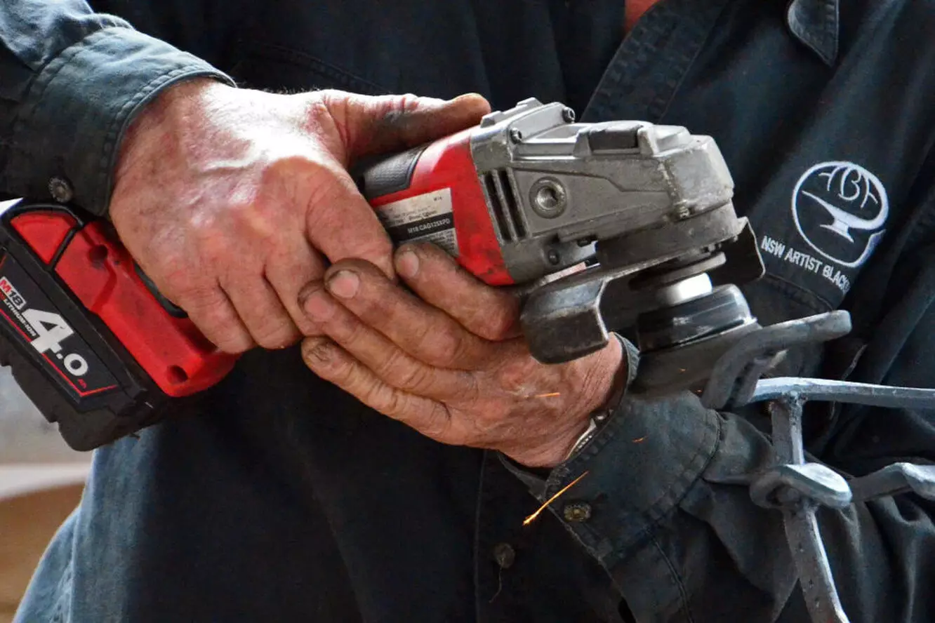 Smerigliatrice angolare. Taglia l'acciaio, svernicia e scolpisce il metallo, girando a una velocità vertiginosa. Ha molti dettagli che possono causare gravi danni al corpo umano. I dischi abrasivi sono particolarmente pericolosi perché si rompono facilmente anche se la macchina viene maneggiata correttamente.