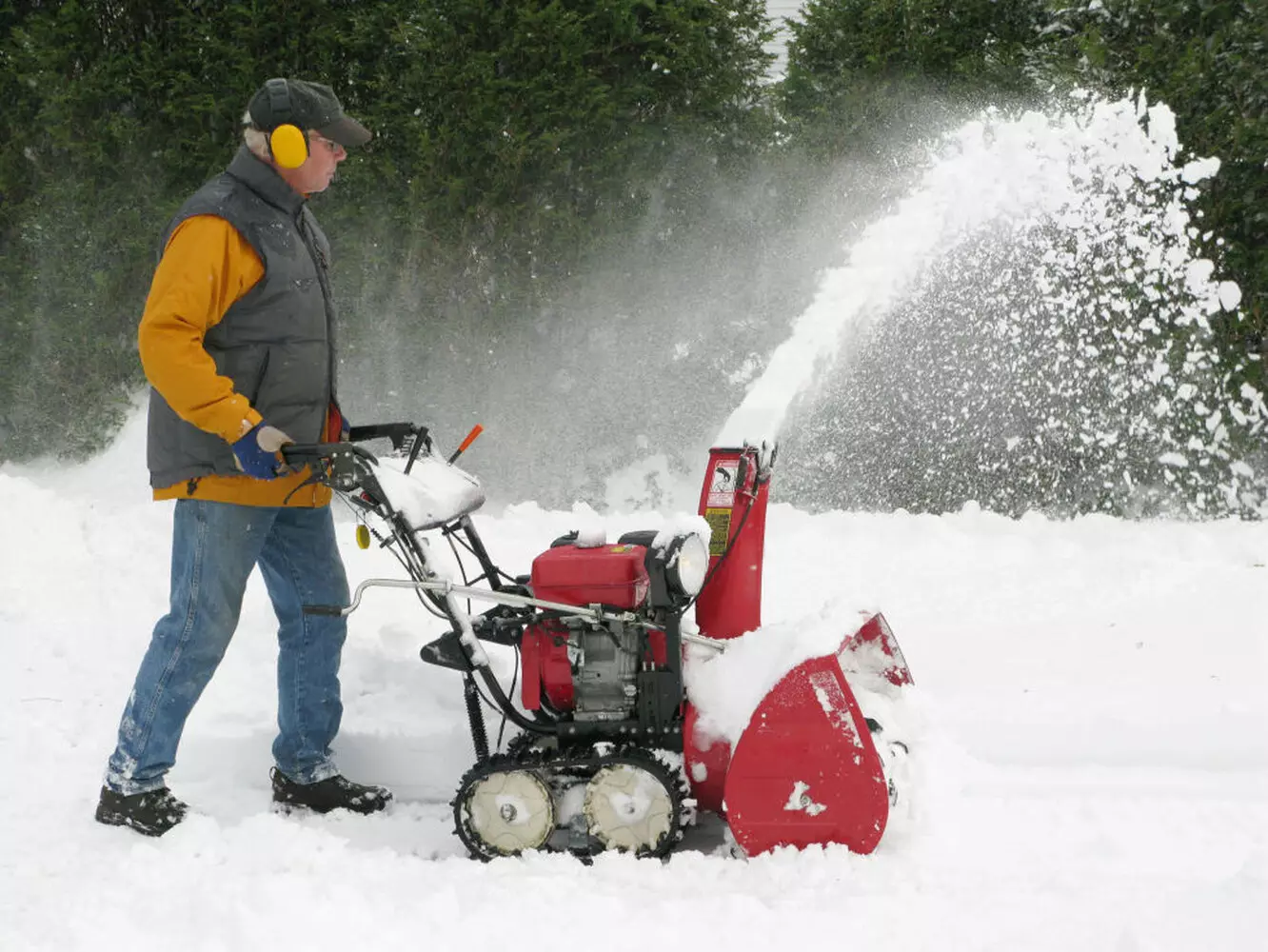 Schneepflug. Die Klingen im Auto sind normalerweise mit Schnee bedeckt, aber sie sind immer noch da und sie sind sehr scharf. Denken Sie daran, Hände und Kleidung von den beweglichen Teilen der Schneefräse fernzuhalten.