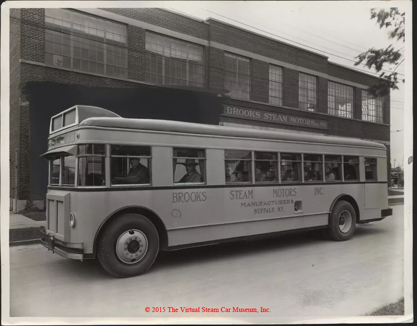 Brooks. Một trong những công ty xe hơi khác thường nhất ở Canada. Từ năm 1923 đến năm 1936, nó sản xuất ô tô, xe buýt và xe tải chạy bằng hơi nước (!), Cạnh tranh trực tiếp với Máy xông hơi Stanley nổi tiếng.