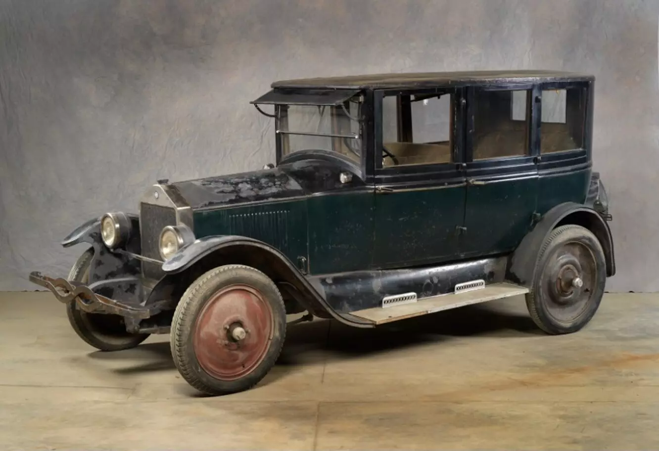 Grey-Dort. Uno dei primi tentativi canadesi di creare la propria industria automobilistica. L'azienda è esistita a Chetham (Ontario) dal 1915 al 1925 ed è riuscita a produrre circa 26.000 vetture. La storia iniziò con il fatto che il produttore di carrozze William Gray acquistò una licenza per assemblare auto americane Dort, per poi passare ai suoi modelli.