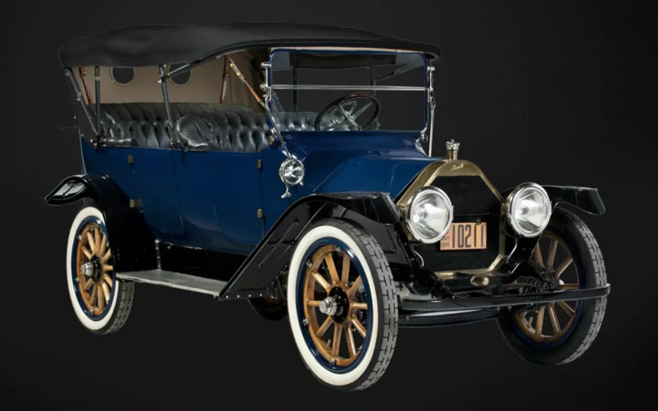 Russell. Esimene Kanada autotootja, mis asus Torontos ja valmistas autosid aastatel 1904–1916. Looja Tommy Russell – mees, kes on kinnisideeks ideest ehitada tõeline Kanada auto. Pildil Russelli mudel 14-28 (1910).