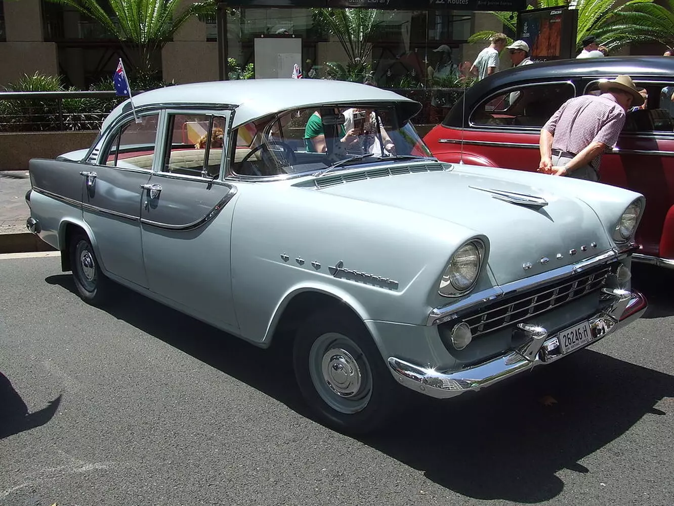 Do estu, ni komencu per Holden. Antaŭ ni estas 1960 Holden FB Special Sedan. La modelo ne estis tre sukcesa kaj estis produktita dum nur jaro kaj duono.