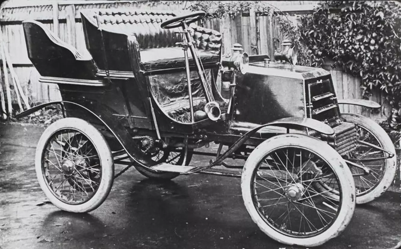 Tarrant on ensimmäinen australialainen autonvalmistaja. Yrityksen perusti Harley Tarrant vuonna 1901, ja se valmisti autoja vuoteen 1908 asti. Kuvassa Tarrant No.2, jonka eräs W. H. Chandler osti 28. syyskuuta 1901.