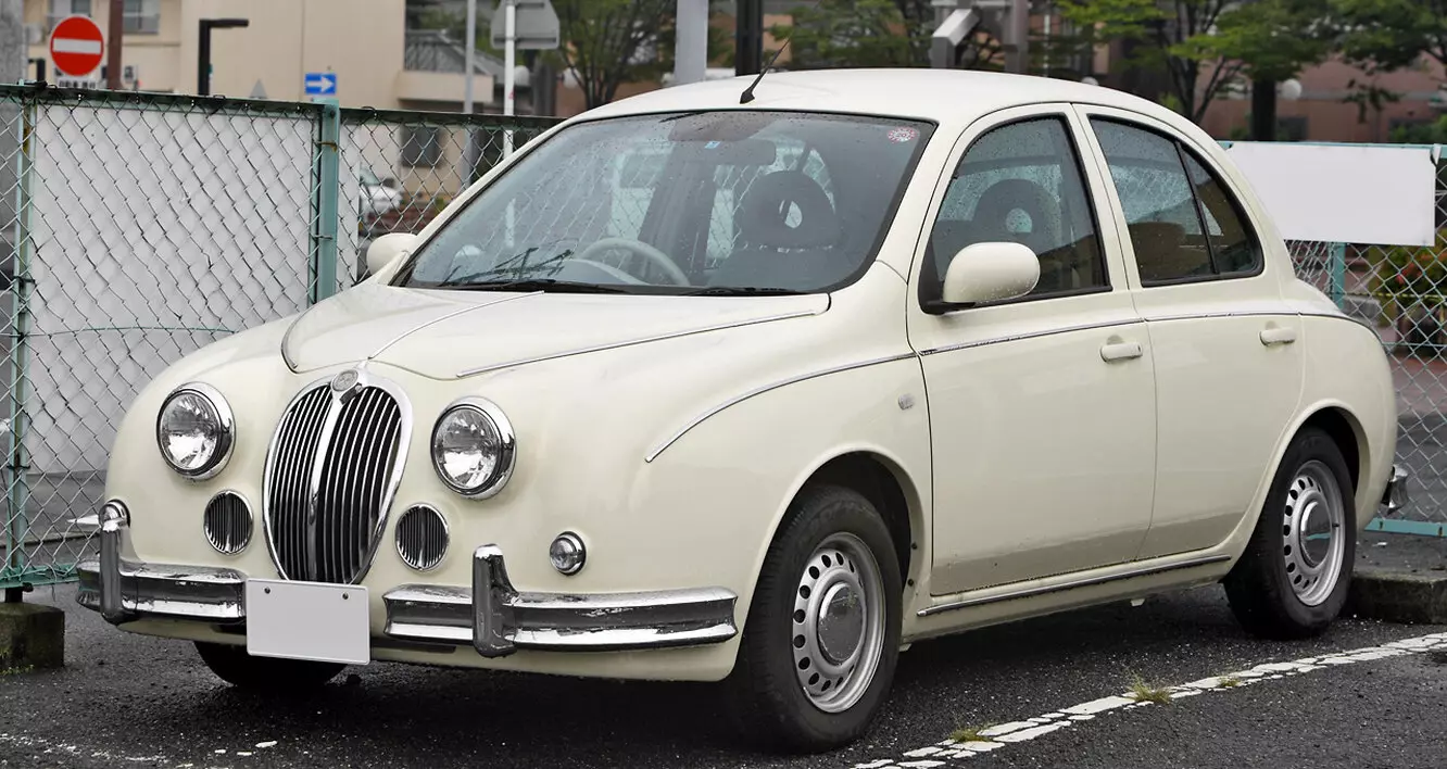 Este é Mitsuoka Viewt. Os coches Mitsuoka son famosos por un deseño tan ... um ... estraño que practicamente non se exportan e só se venden no país. A compañía foi fundada en 1968 e dende entón está a fabricar coches equipados e só modelos de deseño no chasis de empresas coñecidas (principalmente Mazda).