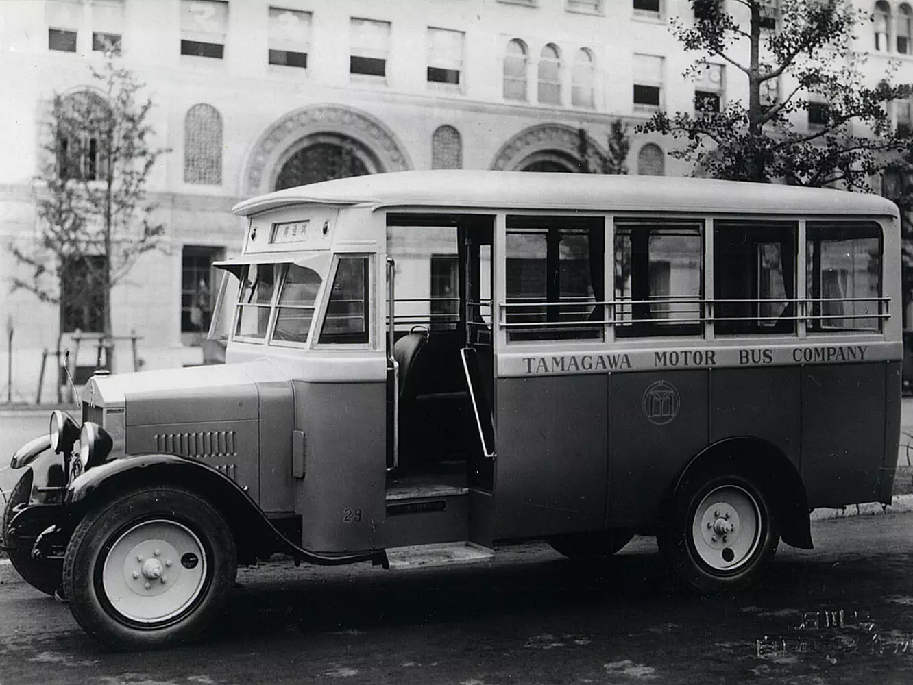 Sumida er det mærke, som Ishikawajima Jidosha Seisakusho-busser blev solgt under. Billedet viser Sumida Model M Bus (1929), en af de mest populære førkrigs japanske busser.