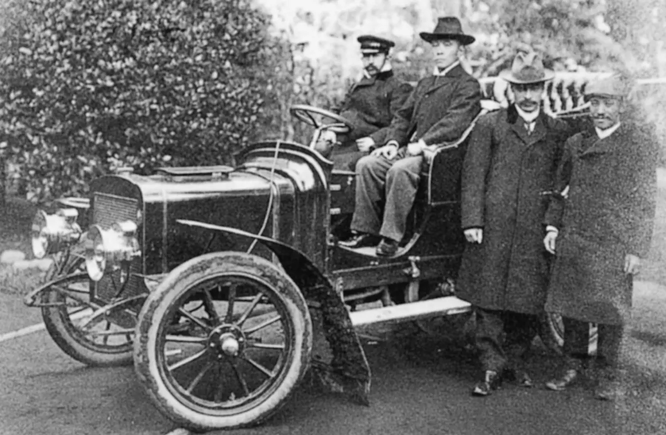 Takuri er en af de første japanske bilfabrikker. I 1902 besøgte Shintaro Yoshida, ejeren af en cykelproducent, New York Auto Show og fik ideen til at bygge biler i Japan. Fra 1907 til 1910 blev 10 biler, en bus og en lastbil bygget baseret på Takuri 12HP.