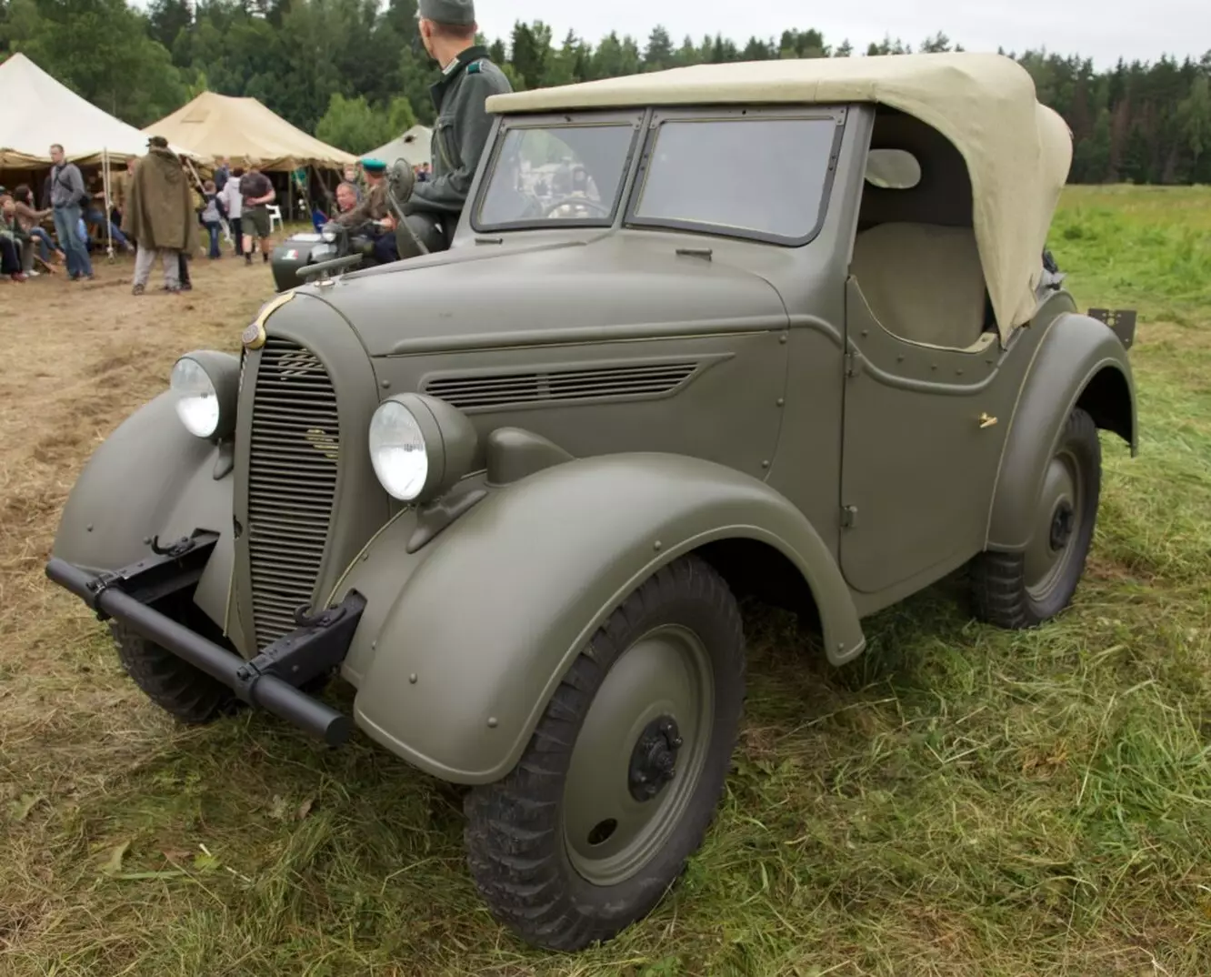 Од 1937 година до крајот на војната, Нихон изгради единствен, но многу познат модел - автомобилот Kurogane Type 95. Автомобилот со погон на сите тркала беше дизајниран од Tetsushi Makita како воен џип, но подоцна стана доста популарен цивилен автомобил.