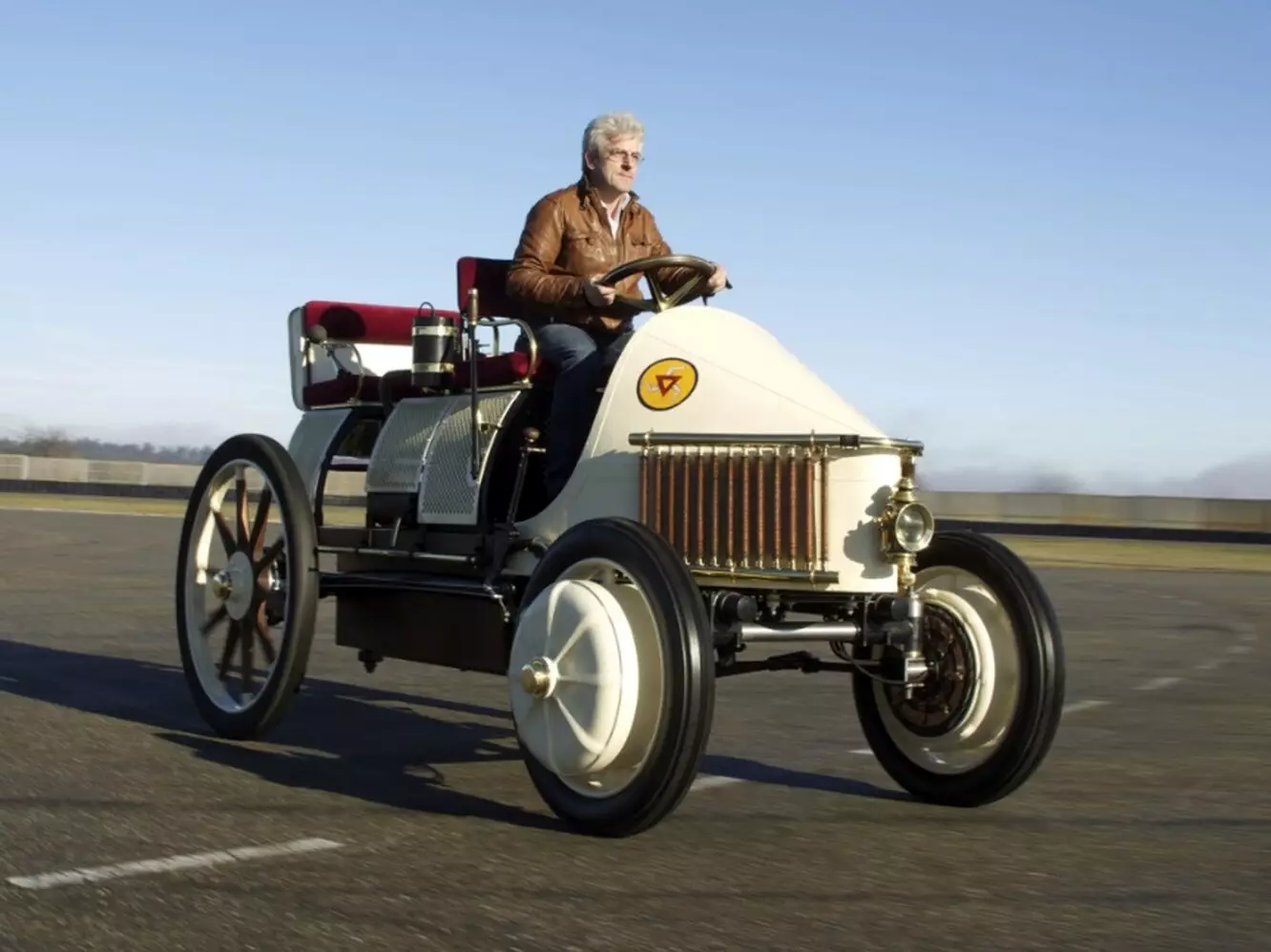 Wena Lohner-Werke zawody 1821-nji ýyldan bäri wagonlar gurýar we 1898-nji ýylda ýaş Ferdinand Porsche gibrid ulgamy - elektrik hereketlendirijisi + iki benzin birligi girizmegi teklip edip, kompaniýa geldi. 1906-njy ýyla çenli “Lohner-Porsche Mixte Gibrid” diýlip atlandyrylýan 300-e golaý awtoulag satyldy. Suratda 2011-nji ýylda gurlan we Semper Vivus adynyň takyk nusgasy görkezilýär.