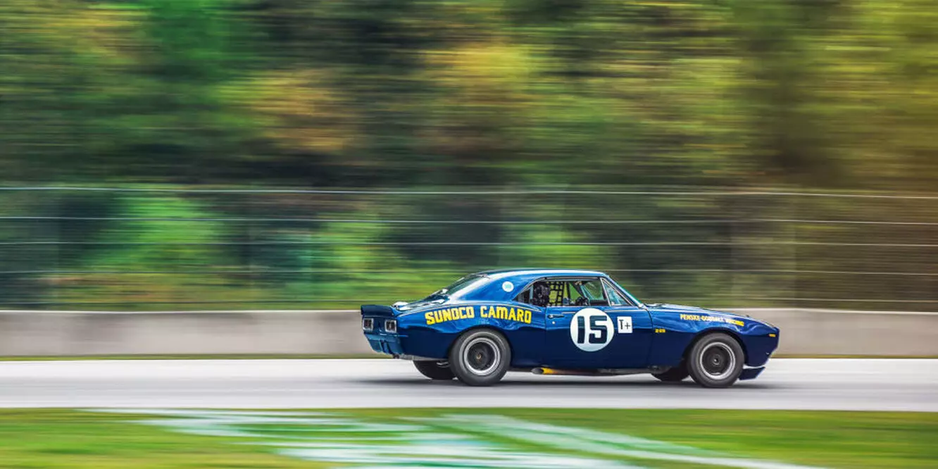 1967 Penske Chevrolet Camaro Z/28. Mark Donoghue bol majstrom vo výklade pravidiel pretekov na pokraji úplného podvádzania. Jeho auto Penske Camaro Z / 28 vážilo veľmi málo kvôli špecifickej kyselinovej úprave prvkov karosérie (súčasne sa stali dosť krehkými). Keď sa o tom dozvedeli organizátori Trans-Am, okamžite takúto pomocnú technológiu zakázali.