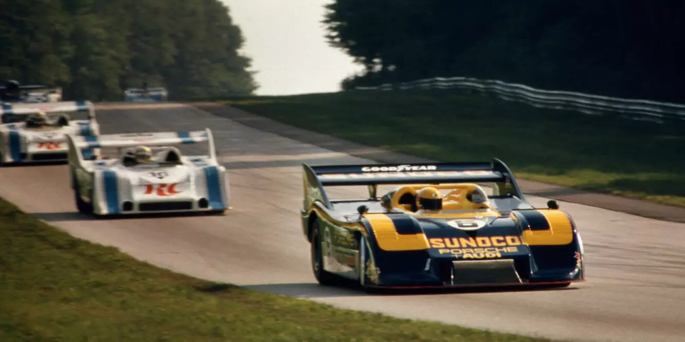 1973 Porsche 917/30. Бывае так, што гоначны аўтамабіль папросту залішне хуткі, і гэта як раз той злучай. Рухавічок Porsche 917/30 з турбанаддувам, які выдаў няўяўныя 1300 л.з., дазволіў