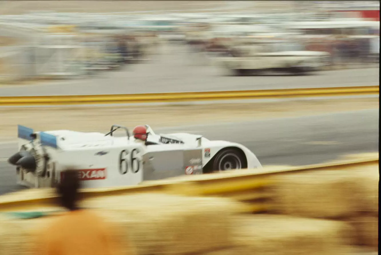 1970 Chaparral 2J. Autá Jima Halla vynikali nad ostatnými a 2J bol vrcholom jeho šialenej geniality. Vzadu boli nainštalované dve obrovské vrtule, poháňané motorom zo snežného pluhu, nasávali vzduch spod auta a vytvárali neskutočný prítlak. Bohužiaľ, 2J nikdy nedokázal vyhrať ani jeden závod, ale jeho inovatívny systém bol zakázaný.