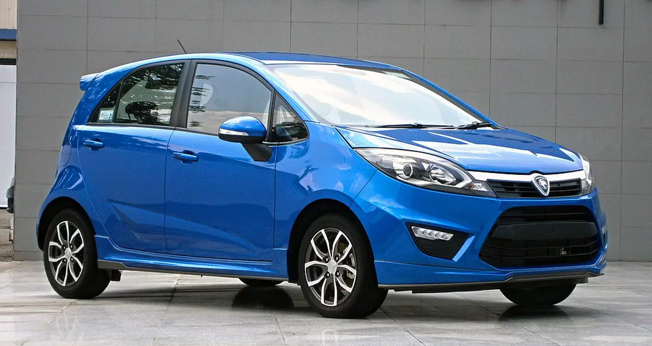 Magsugod ta sa bugtong Malaysian nga brand nga nakadaog gihapon sa merkado sa kalibutan. Kini, siyempre, usa ka Proton (ug sa litrato usa ka bag-ong Proton Iriz sa 2014 nga modelo). Ang tatak sa Proton mismo gitukod kaniadtong 1983 isip bahin sa usa ka programa sa gobyerno aron mapausbaw ang industriya ug mapalambo ang nasudnon nga industriya sa awto. Ug ang nagtukod ug tag-iya niini nga si Mahathir Mohamad mao ang punong ministro sa nasud gikan sa 1981 hangtod 2003.