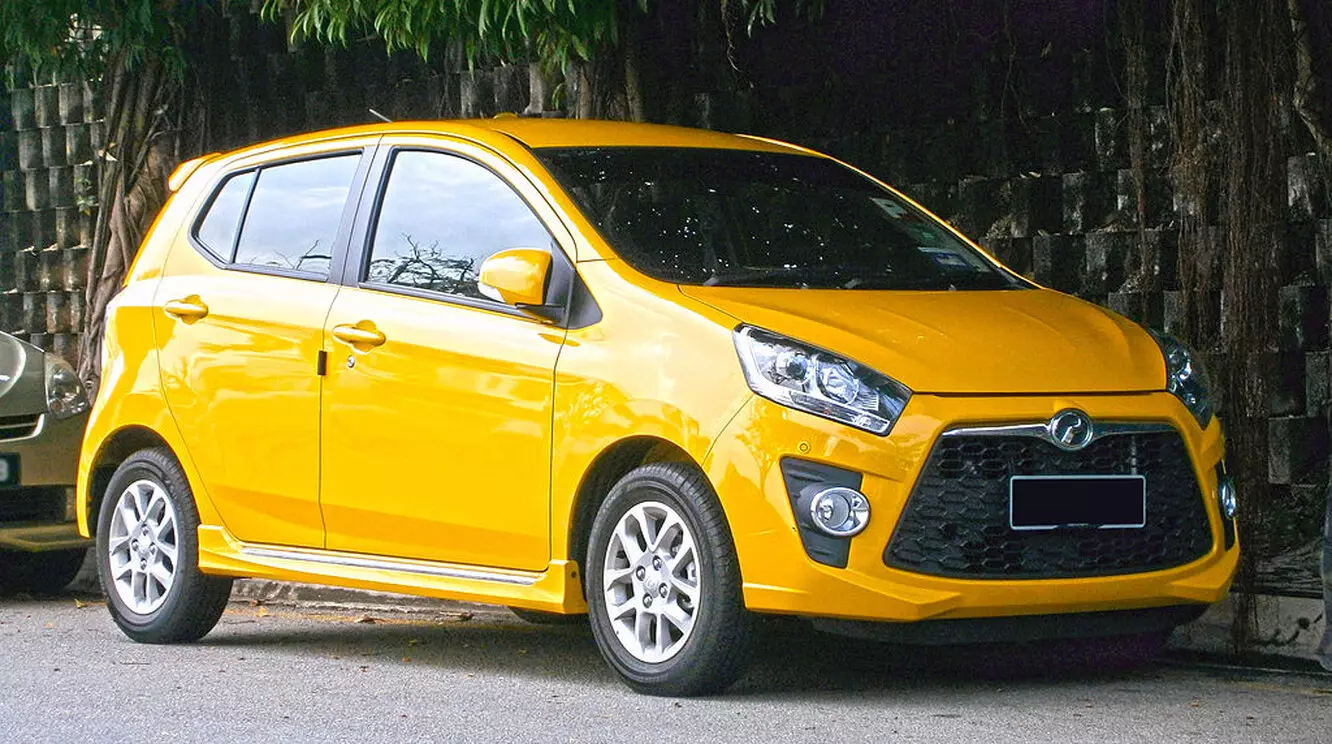 Katingad-an, ang Proton, bisan pa sa iyang internasyonal nga kalampusan, dili ang pinakadako nga tiggama sa Malaysia. Ang pinakadako nga brand mao ang Perodua. Natukod ang kompanya kaniadtong 1992 isip usa ka planta sa asembliya alang sa Daihatsu sa ilawom sa kaugalingon nga tatak, apan pagkahuman gibalhin sa orihinal nga mga awto sa disenyo. Ang Perodua gihatag sa gawas sa nasud sa hilabihan ka gagmay nga mga batch, ug sa Russia ang brand halos wala mailhi sa kinatibuk-an. Ang gihulagway mao ang usa ka 2014 Perodua Axia nga modelo.