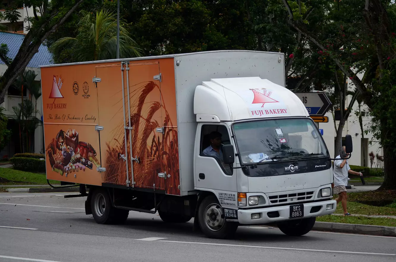 HIKOM - dan Isuzu telah beroperasi di bawah merek ini di Malaysia sejak tahun 1994 (namun, HIKOM juga merakit Mercedes dan Mitsubishi). Gambar menunjukkan truk HICOM Perkasa, yang dikenal secara lokal sebagai Isuzu Elf.