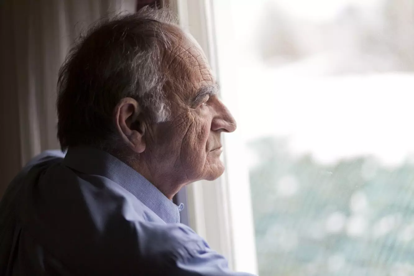 Minsken binne fansels net allinnich, as jo it sicht as gehiel nimme. Mar iensumens beynfloedet ús folle mear as alle oare libbene wêzens op 'e planeet, sterk fergruttet de kâns op wurden depressyf, siik en sels stjerre. En mei de leeftyd groeit de kâns om allinich te wêzen, wat wer de stress fergruttet.