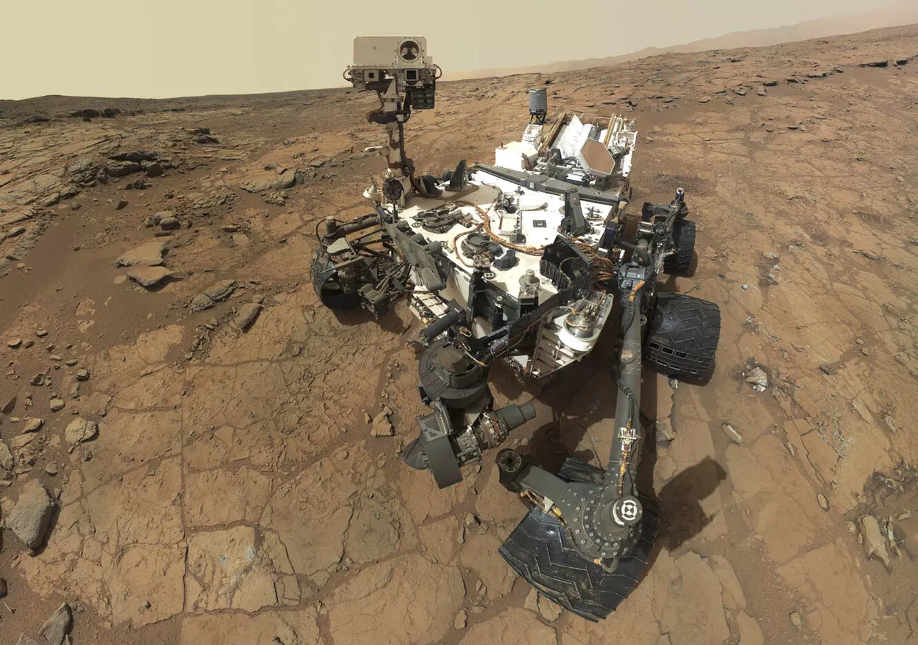 The Curiosity rover bụ ezigbo ihe atụ nke otu esi anọ naanị ya na mbara ala ọzọ. Ọ dị gị ka nke a bụ ụgbọ ala a na-achịkwaghị achịkwa nke na-ekwesịghị ịkpata mmetụta ọ bụla? Mgbe ahụ, nke a bụ ntakịrị eziokwu maka gị - kwa afọ na ụbọchị ọmụmụ ha, Curiosity na-eji nwayọọ na-abụ abụ "Obi ụtọ ụbọchị ọmụmụ gị" n'onwe ya.