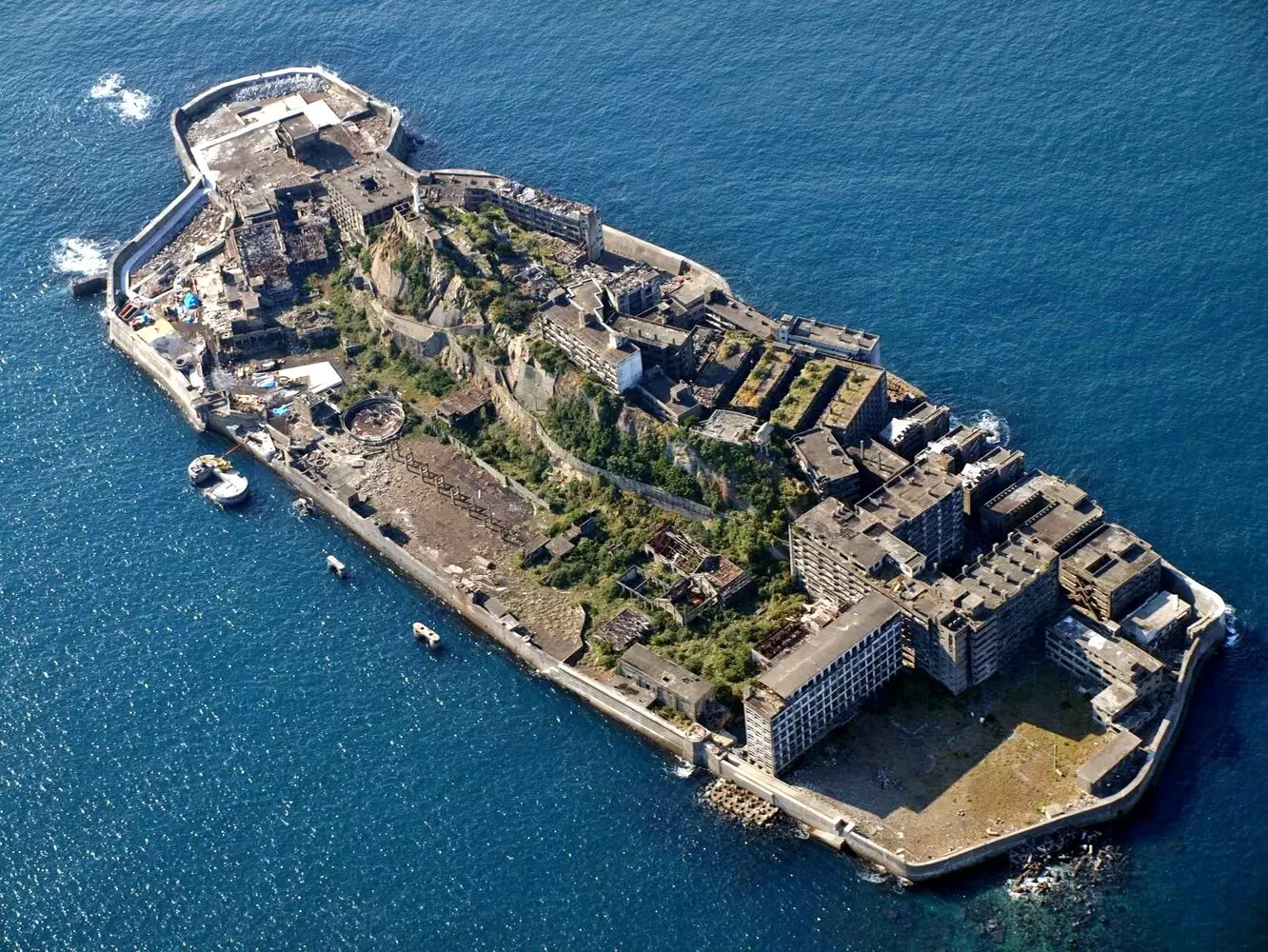 Hashima är en japansk ö som bosattes 1810 efter upptäckten av kol. En liten bit mark med en kustlinje på en kilometer i mitten av 1900-talet var en av de mest tätbefolkade platserna på jorden (med en befolkning på 5259 personer). 1974 tog kolet slut – och på några veckor förvandlades Hasima till en ö-spökstad, intressant bara för plundrare och turister.