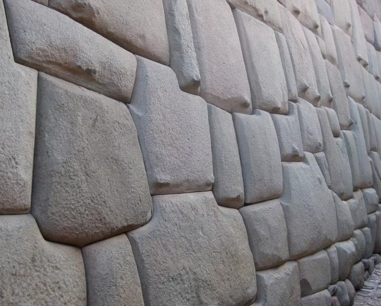 A colocación de muros incas é admirada polos arquitectos modernos. Os incas encaixaban bloques de pedra macizos tan unidos que era imposible espremer unha agulla entre eles. Moitos edificios incas mantivéronse perfectamente durante centos de anos, a pesar dos frecuentes terremotos na rexión, pero o segredo da mampostería non chegou ata nós.