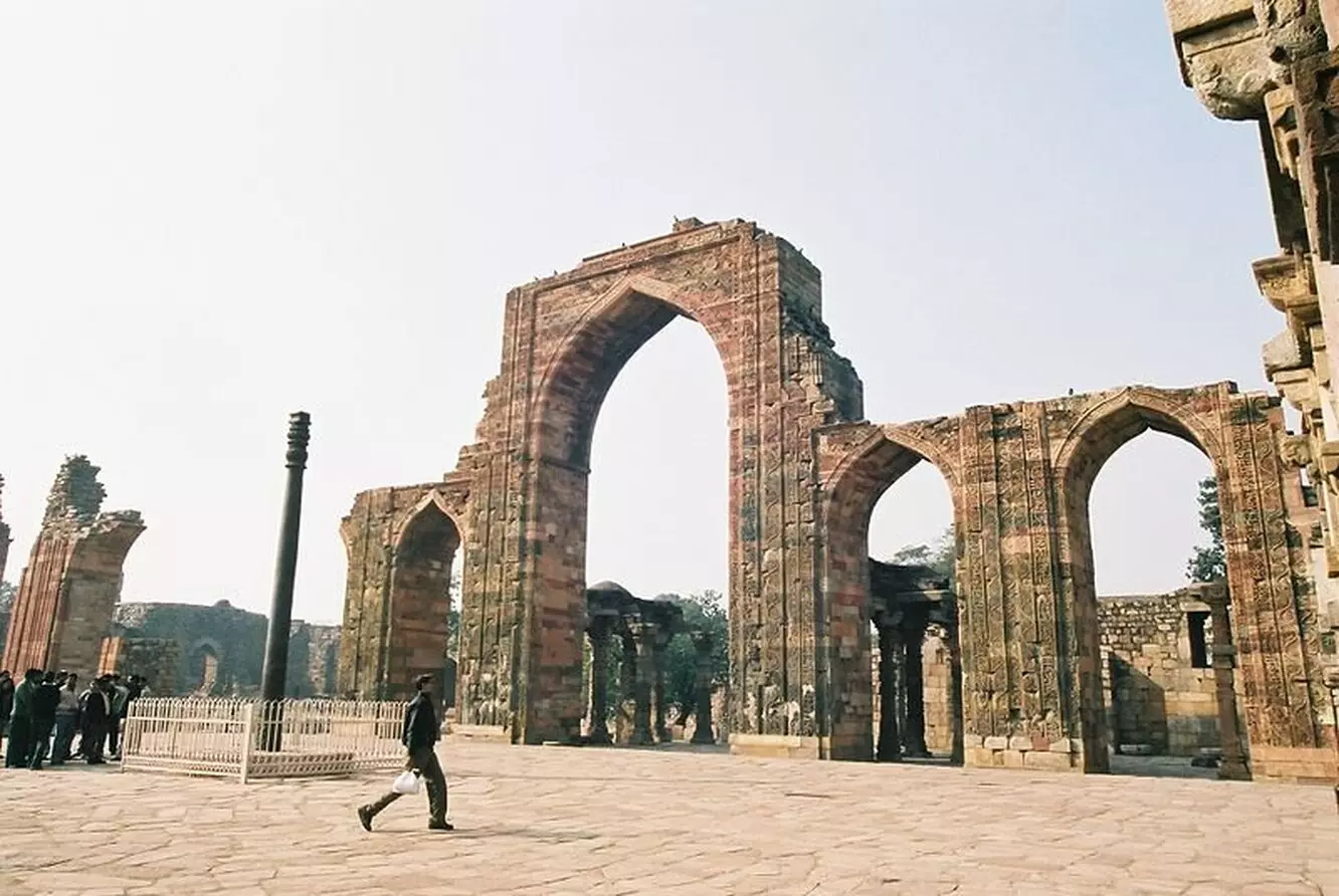 Die vor 1600 Jahren errichtete Eisensäule in Delhi wurde sicherlich mit einer völlig einzigartigen Technologie geschaffen. Seine Korrosionsschutzeigenschaften haben zu vielen wissenschaftlichen Theorien und Volkslegenden geführt.