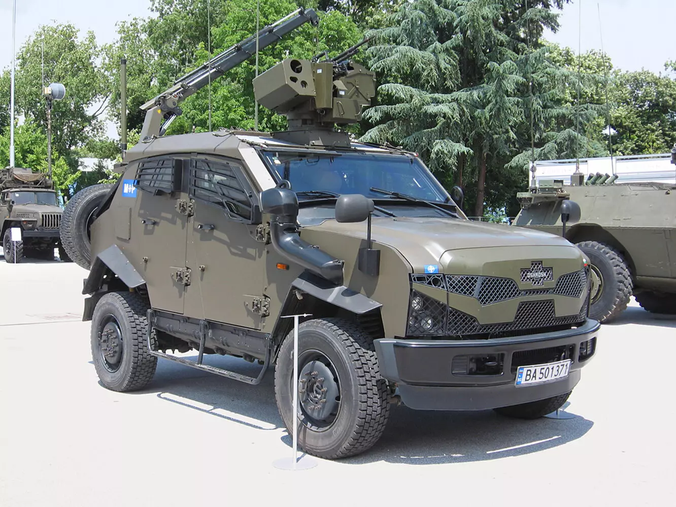 Să ne întoarcem la armată. Plasan construiește SUV-uri blindate în scopuri militare din 1985. Gama sa include atât dezvoltarea proprie a Plasan Sand Cat (foto), cât și asamblarea Oshkosh, Freightliner, Mahindra, Lockheed Martin.