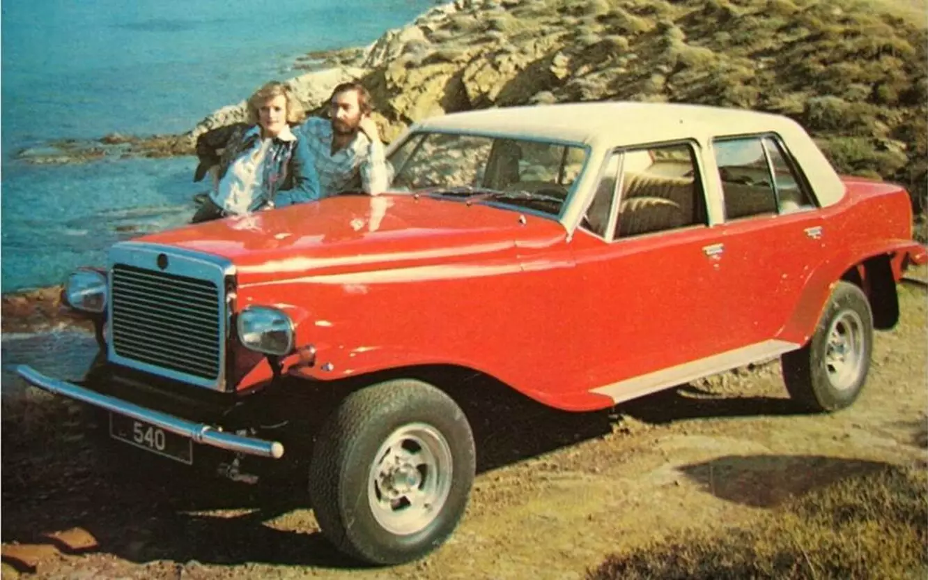 Hoton yana nuna ban mamaki 1974 Neorion Chicago 4x4. An kafa kamfanin Neorion tun a shekarar 1861 a matsayin kamfanin tururi na kasar Girka, kuma a cikin kankanin lokaci na tarihinsa, daga 1972 zuwa 1976, ya kera motocin lantarki masu haske. The Chicago ya zama kawai man fetur model, keɓaɓɓen alatu SUV da kamfanin ta karshe mota komawa zuwa wasu ayyuka (musamman, zuwa shipbuilding).