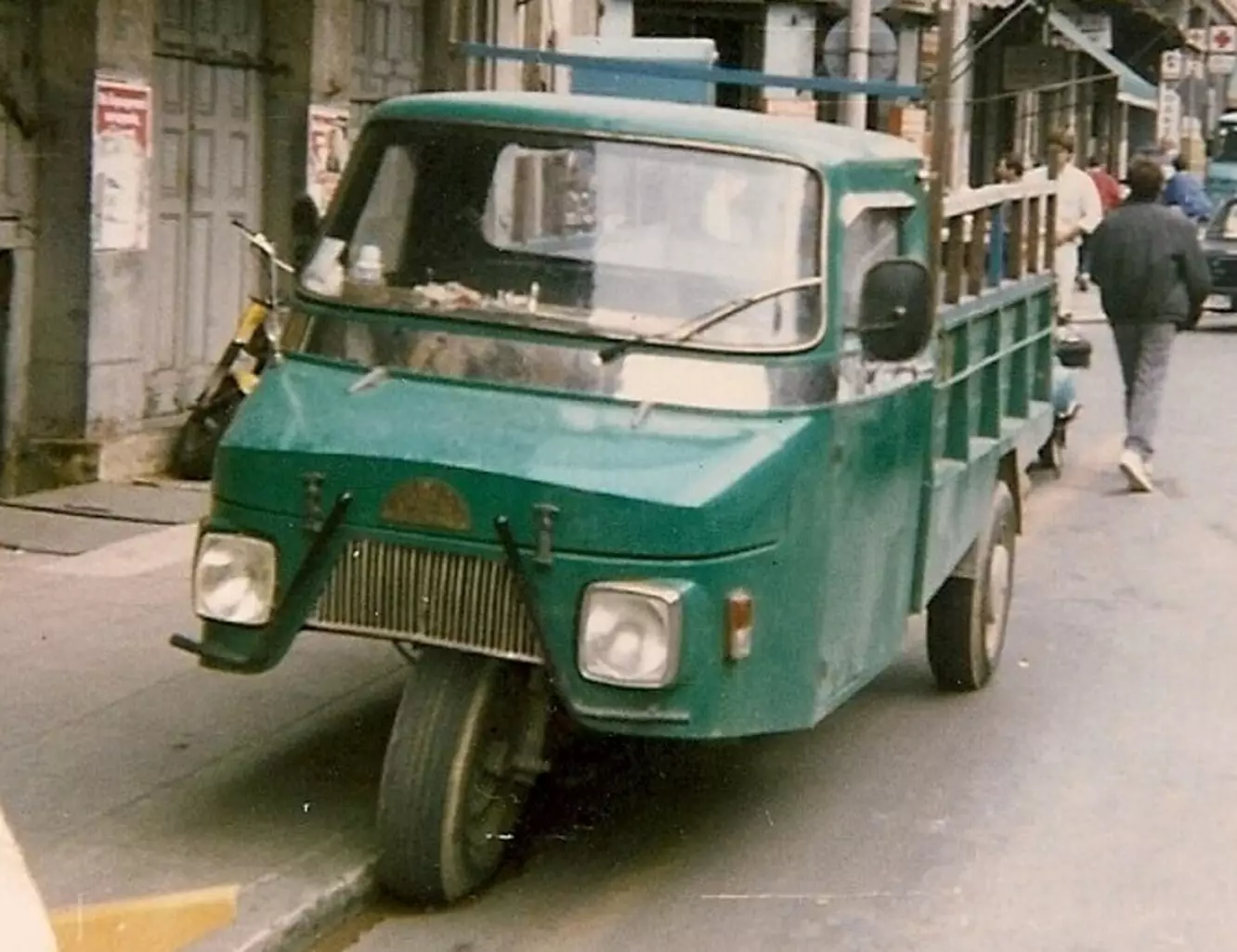 Pickup üç tekerlekli bisiklet, Yunanistan'daki en popüler ulaşım form faktörlerinden biridir. 1966'dan 1976'ya kadar Ros, Atina'da oldukça başarılı üç tekerlekli bisikletler yaptı (resimde 1970 modeli, Ros 1500).