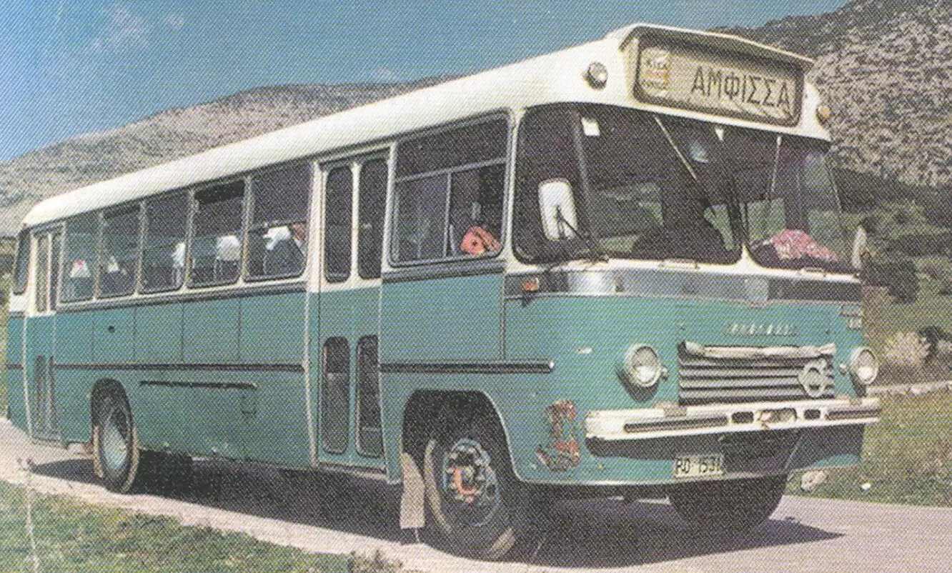 Saracakis foi o principal competidor de autobuses de Biamax durante moitos anos. Foi fundada en 1922, e leva producindo autobuses desde 1954 ata hoxe (aínda que hoxe Saracakis só fabrica carrocerías con chasis estranxeiro, e tamén importa equipos estranxeiros a Grecia). Na imaxe aparece un Saracakis SB85 interurbano de 1966.