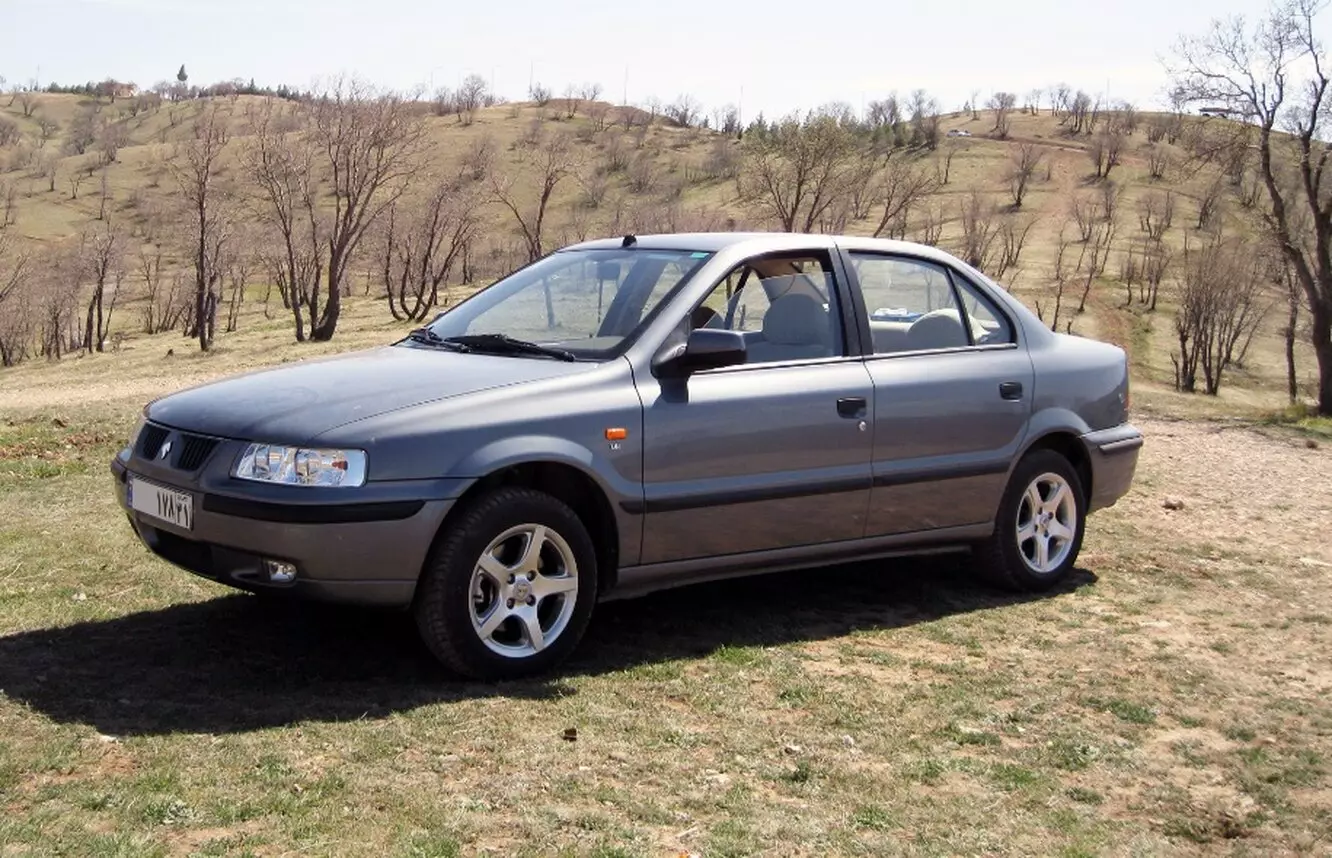 Eigentlech ass Samand e Mark vun Iran Khodro Corporation benotzt. Et gouf 1962 gegrënnt a produzéiert Autoen bis haut, als Leader an dëser Industrie am Iran. Peugeot, Renault a Suzuki ginn och an den Iran Khodro Fabriken zesummegesat. Samand, Runna, Dena an Arisun Modeller ginn ënner hirer eegener Mark IKCO produzéiert. Op der Foto ass IKCO Samand LX.