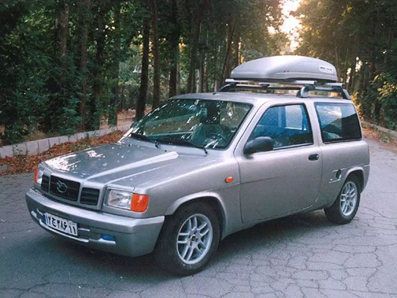 Kish Khodro te pwodwi machin ak konpozan Renault depi 1995. Foto a montre modèl Kish Sinad II (2004).