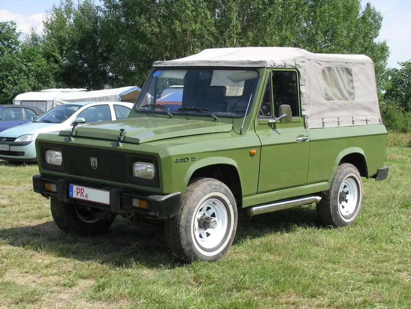 Comezamos polos clásicos. Trátase do ARO 240, un dos modelos máis populares da fábrica ARO (Auto Romania), un importante fabricante de SUV que existiu entre 1957 e 2006. A serie ARO 24 -ademais da 240, tivo moitas modificacións- foi producida durante 30 anos, desde 1972 ata o mesmo peche da empresa.