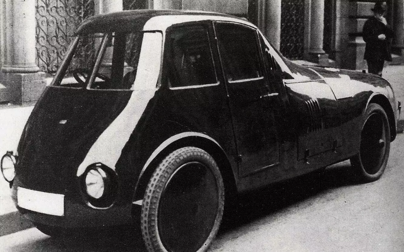 Eindelijk - het beroemde aerodynamische meesterwerk van ingenieur Ariel Persu, door hem gebouwd in 1922-1923. Persu's auto was de eerste poging om een "nieuwe aerodynamica" te creëren door de wielen in een gestroomlijnde carrosserie te verwijderen. Persu reed tot het begin van de jaren 60 met zijn auto en schonk hem toen aan het Technisch Museum in Boekarest, waar hij (in nogal slechte staat moet ik zeggen) tot op de dag van vandaag wordt tentoongesteld.