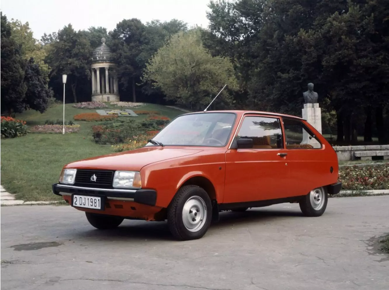 Oltcit is een bedrijf opgericht in Roemenië onder licentie van de Citroënfabriek en produceert Citroën-modellen met kleine variaties onder eigen merk van 1976 tot 1991. Afgebeeld is een Oltcit Club-model uit 1981.