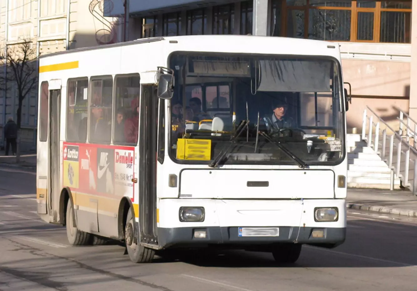 Η εικόνα δείχνει το λεωφορείο Grivbuz G12, που κατασκευάστηκε από την εταιρεία Grivița από την πόλη Kitila. Από το 1993 κατασκευάζονται λεωφορεία στο Κιτίλ.