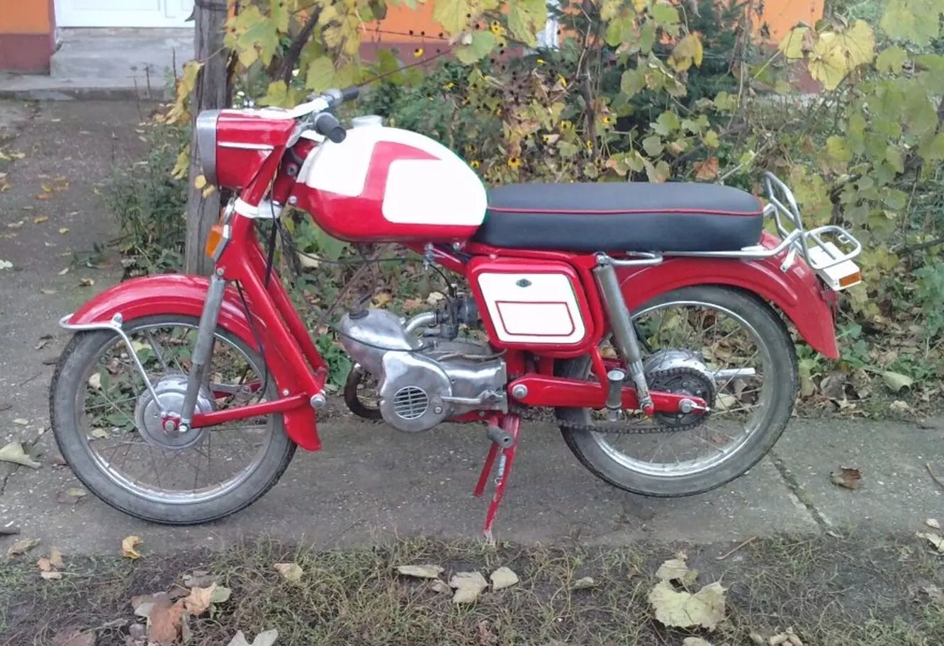 Mobra é unha fábrica que produciu motocicletas lixeiras e ciclomotores dende 1971 ata 1994. Na foto aparece un Mobra 50 (1972).