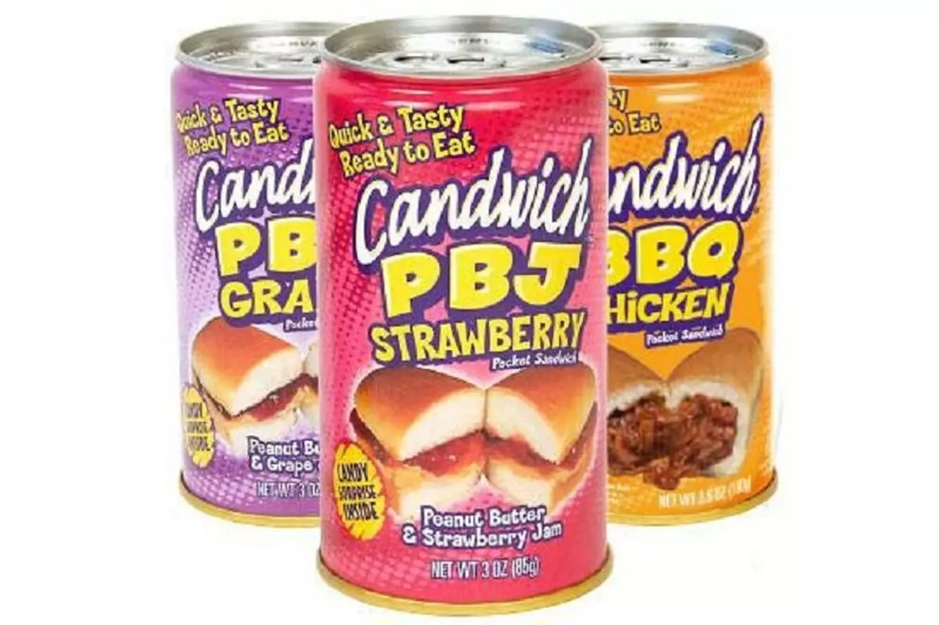 Candwich. Det kan virke som om det er en slags mærkelig drink, men inde i dåsen er der en rigtig sandwich. Især for elskere af dåsemad, der ikke vil rode med brød, marmelade og andre ingredienser.