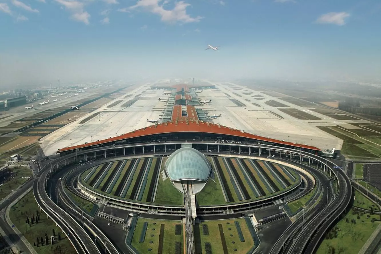 Aeropuerto Internacional de Pekín Capital. El mayor aeropuerto de China, el segundo en tráfico de pasajeros del mundo (90 millones de usuarios al año). Ocupa un área de 15 m2. km., se realizan unos 1100 vuelos diarios.