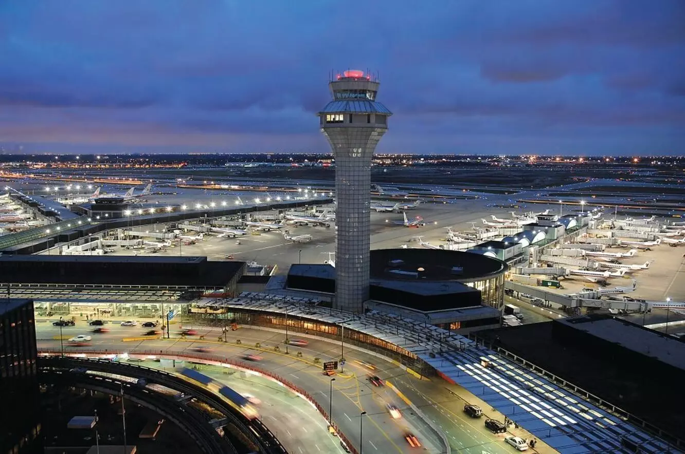 Aeropuerto Internacional O'Hare, Chicago. Tercero en tamaño y tráfico de pasajeros en los Estados Unidos, este aeropuerto ha sido reconocido dos veces como el mejor del país. Hasta 2005, era el aeropuerto más transitado del mundo en términos de número de despegues y aterrizajes: un promedio de 2663 por día, casi un millón por año.