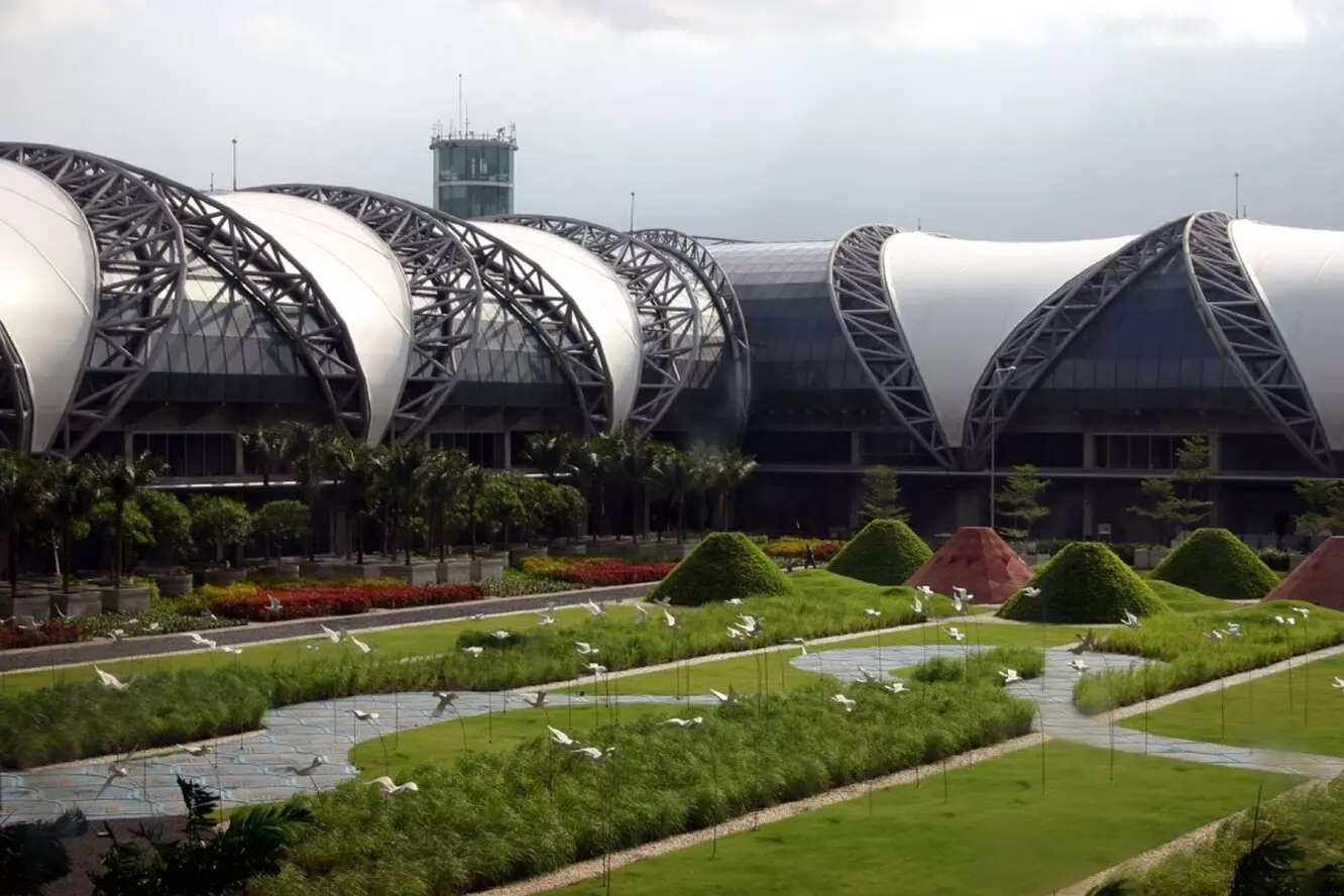 Suanaphum, Bangkokeko nazioarteko aireportu berria. Thailandiako handiena, Asiako hego-ekialdeko jendetsuenetakoa. Eremua ia 30 metro koadrokoa da. km., bidaiarien fakturazioa - urtean 50 milioi pertsona inguru.