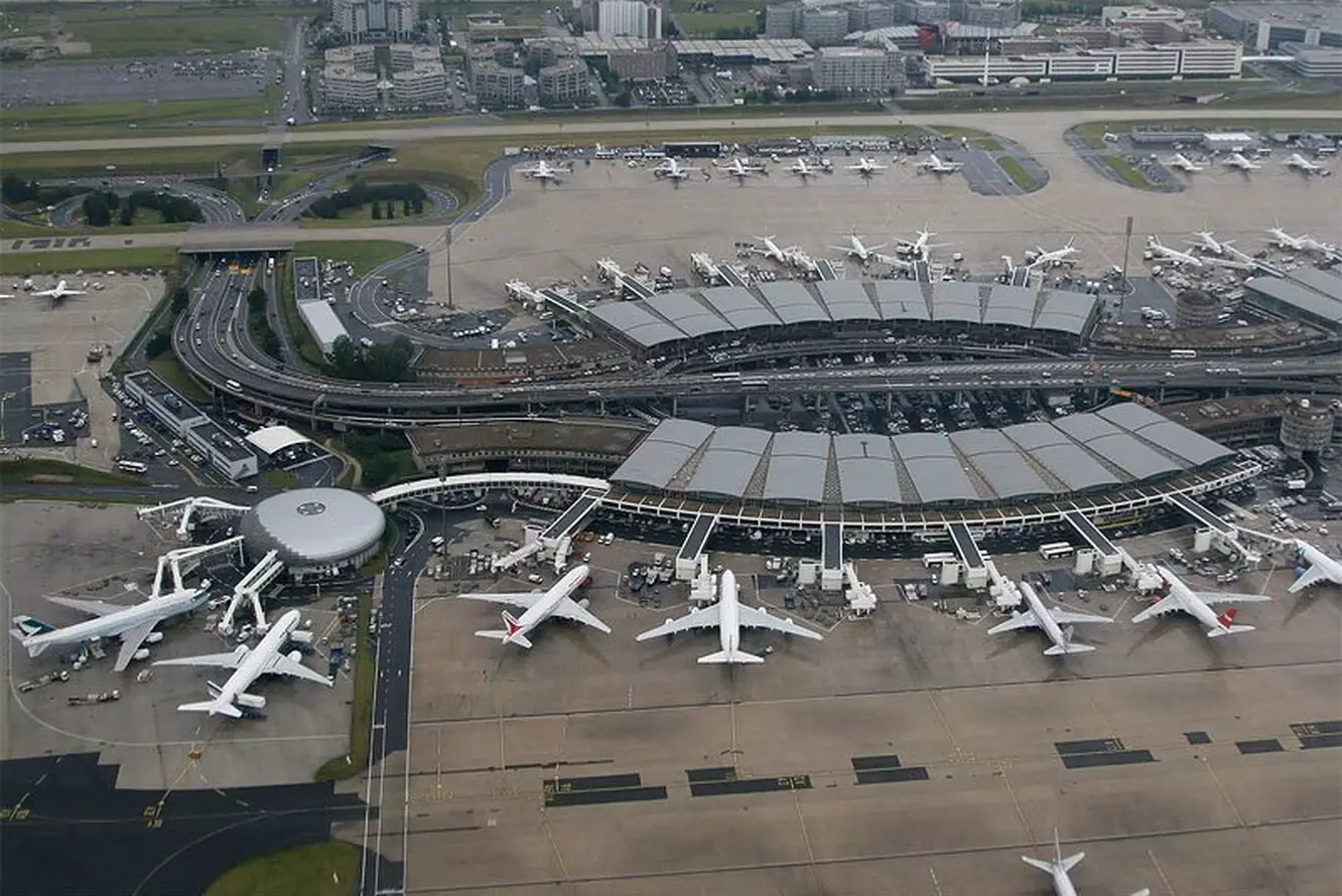 Charles de Gaulle es el aeropuerto de París. Segundo de Europa en cuanto a carga de pasajeros, octavo del mundo. La facturación anual de pasajeros es de 63 millones de personas.