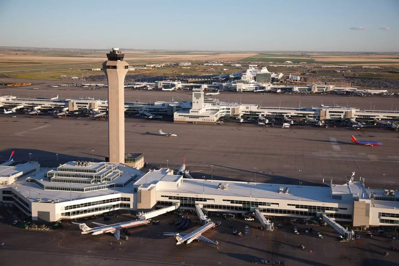 Denver Internationaler Flughafen. Mit einer Fläche von 140 qm. km. Dieser Flughafen ist der größte in den USA und der zweitgrößte der Welt. Das Volumen des Personen- und Verkehrsaufkommens ist kein Rekord, aber ziemlich beeindruckend - 50 Millionen Menschen pro Jahr und 600.000 Abflüge / Landungen.