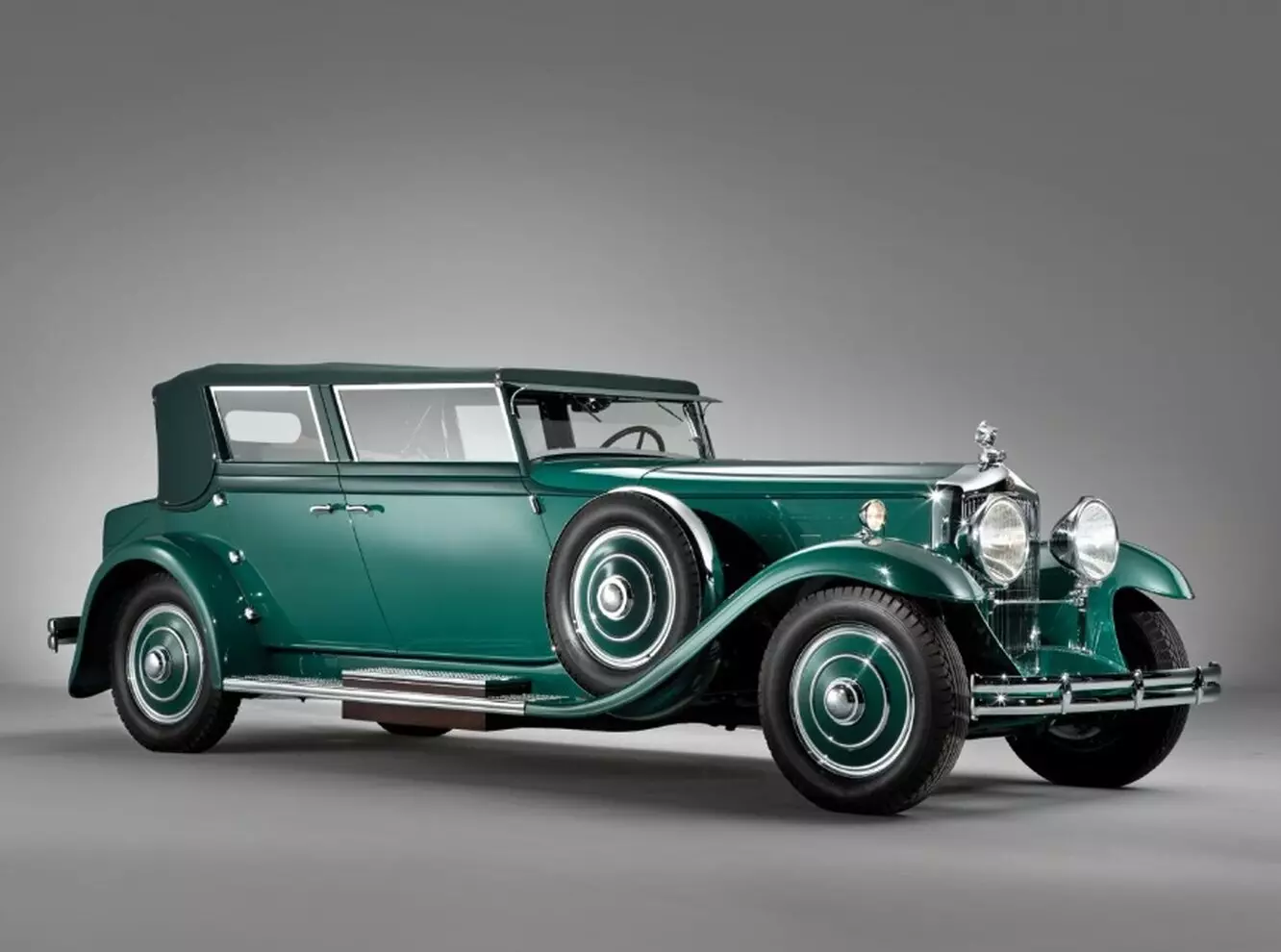 Natirèlman, Minerva. Soti nan 1902 a 1938, konpayi sa a te yon mak bon jan kalite ak konpetisyon ak Rolls-Royce ak lòt manifaktirè machin liksye. Pandan lagè a, konpayi an te rekonsantre sou ekipman lame a, epi apre sa, jiska 1956, li te fè machin off-road anba lisans Land Rover. Foto a se yon 1931 Minerva 8 AL Rollston Convertible Sedan.