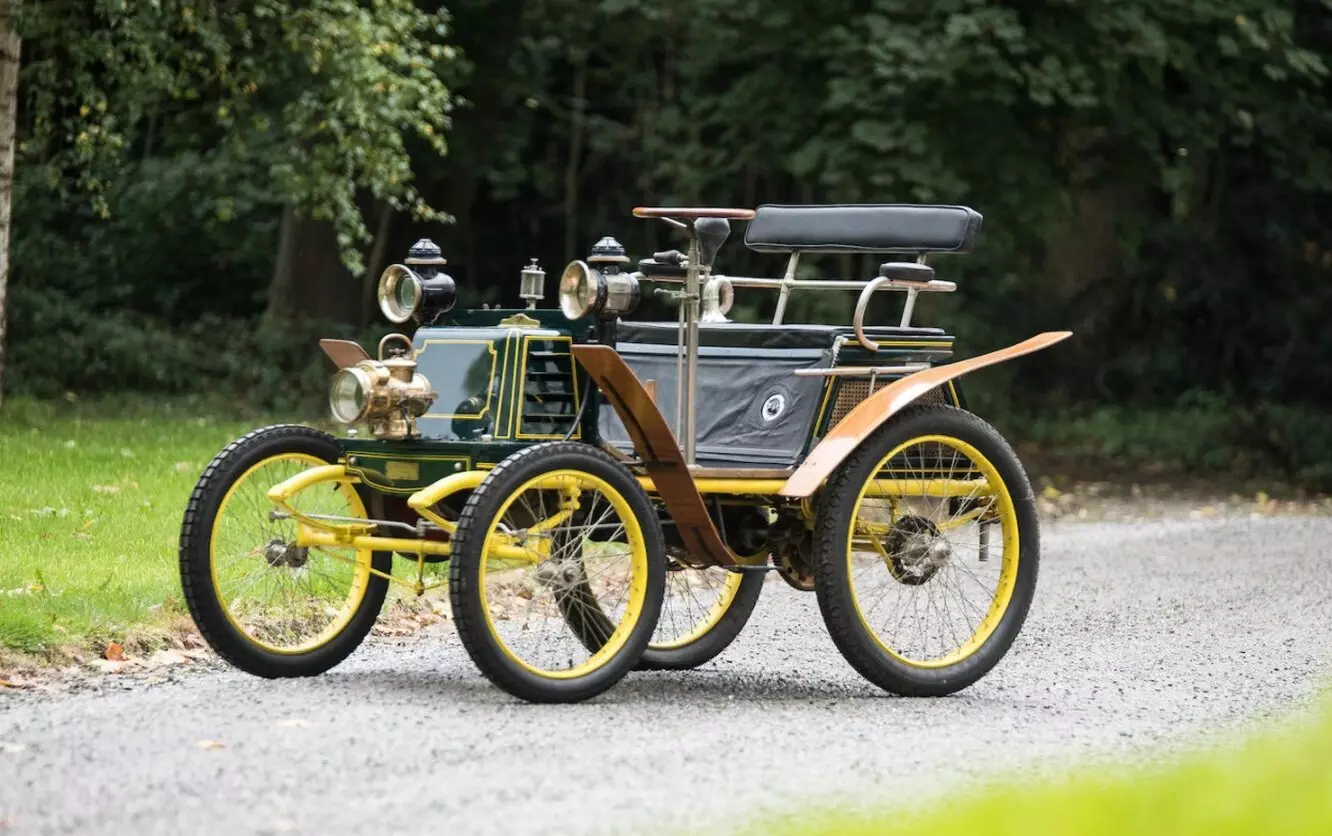 Vivinus is ien fan de earste Belgyske autobedriuwen. Se boude har eigen auto's fan 1895 (!) oant 1912. Nei't er fallyt gie, gie oprjochter Alexis Vivinus oan it wurk foar Minerva. Ofbylde is in 1899 Vivinus 3½HP Two-Seater Voiturette.