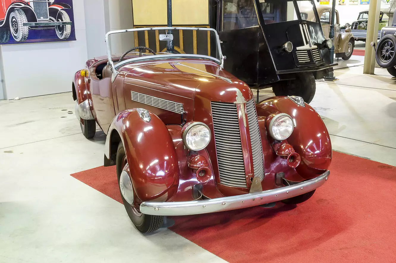 Imperia bola v rokoch 1906 až 1948 popredným belgickým výrobcom automobilov. Na obrázku je najnovší model značky Imperia TA-8 s karosériou roadster. V rokoch 1948-49 bolo vyrobených asi 1000 týchto strojov, potom firma prešla na montáž Standards a Adlers a v roku 1957 definitívne skrachovala.