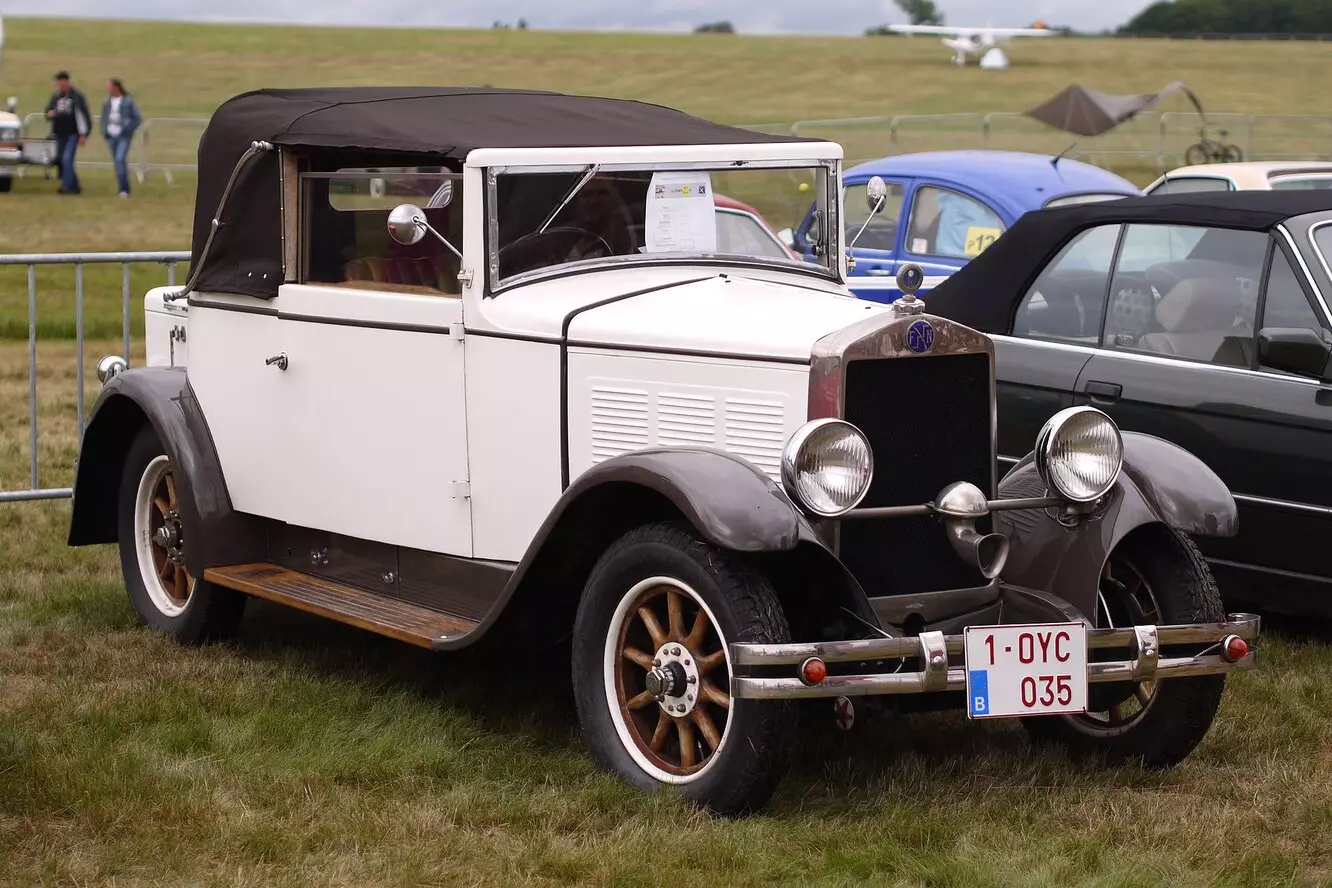 FN is in ferneamde fabrikant, fan 1900 oant de iere jierren 1930 ien fan 'e liedende Belgyske fabriken yn' e yndustry. Dan, nei it ein fan 'e produksje fan auto's, boude FN motorfytsen en stedsferfier, benammen trolleybussen, foar in oar 30 jier. Ofbylde is in 1931 FN 11CV 1625 cabriolet.