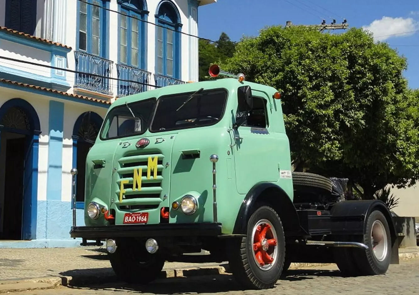 FNM (Fabrica Nacional de Motores) ist ein Unternehmen, das von 1942 bis 1982 bestand und sich zunächst auf Motoren spezialisierte. Anschließend baute FNM seine eigenen Lastwagen und Autos und baute auch Alfa Romeos zusammen und installierte ihre eigenen Motoren darauf. Abgebildet ist ein 1964er FNM D-11.000 Truck.