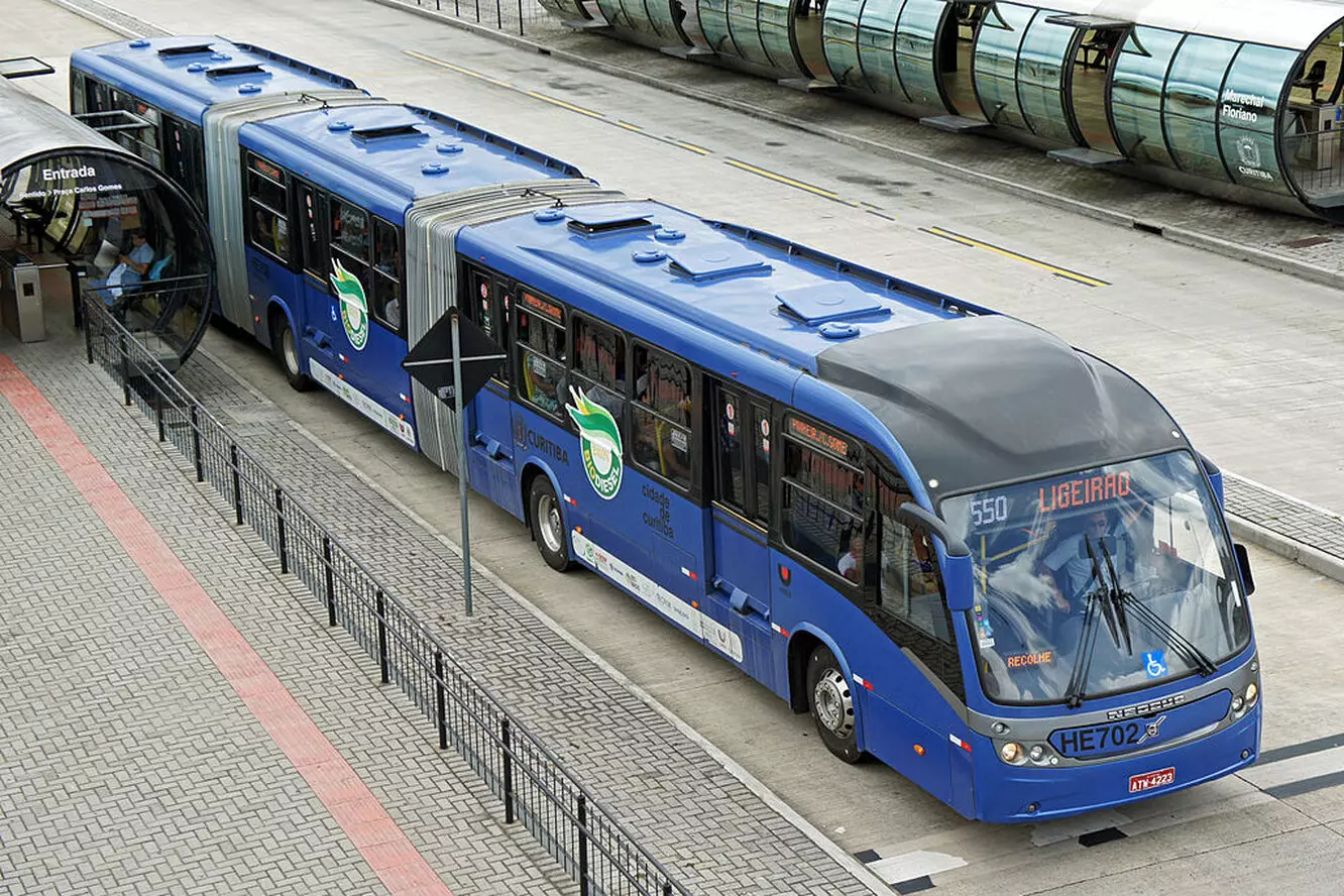 Dies ist der berühmte Neobus Mega BRT, einer der längsten Serienbusse der Welt. Das Unternehmen Neobus ist jung, wurde 1999 gegründet, aber dank Mega hat es sein volles Potenzial erklärt (natürlich gibt es auch „normale“ Busse in der Linie).