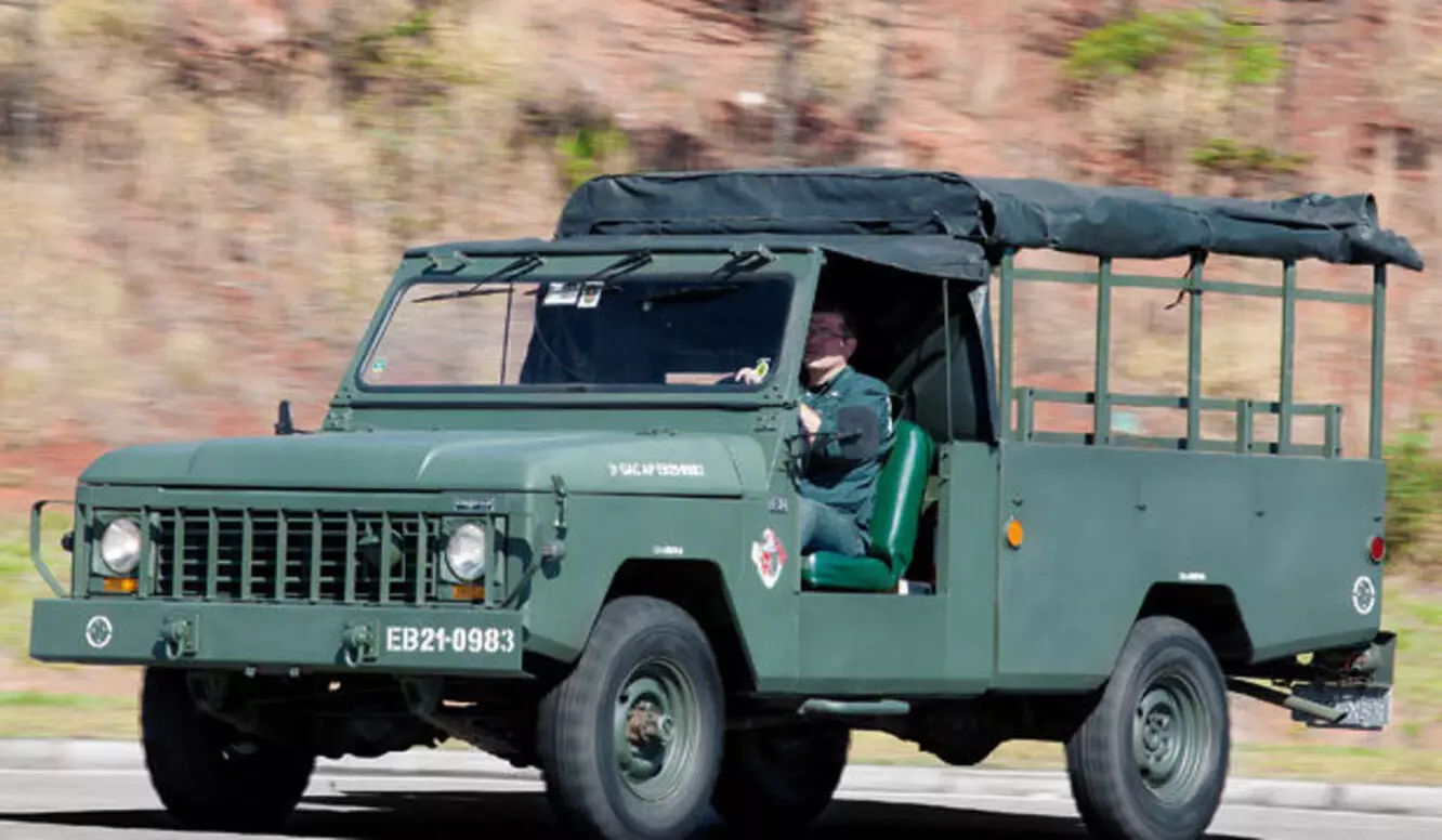 Engesa bestand von 1963 bis 1993 und war ein wichtiger Lieferant der brasilianischen Armee. Unter den Panzern und gepanzerten Personentransportern befanden sich auch mehrere Fahrzeuge - zum Beispiel dieser Engesa EE-34.